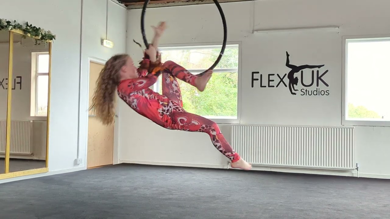 Farrah Roxburgh - Lyra - Waka Waka - Aerial hoop - AerialFitness